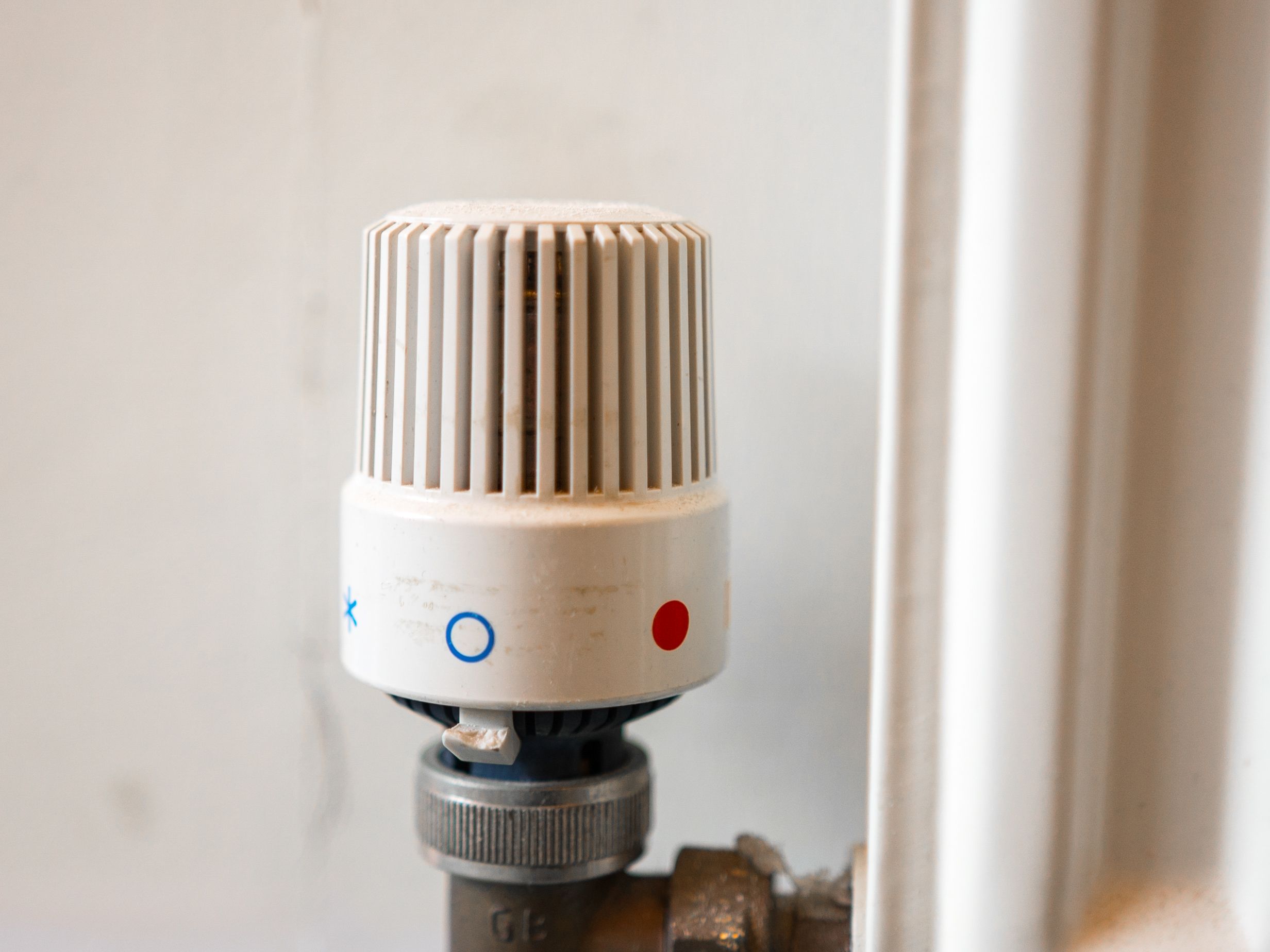 How to Wallpaper a Room | Hanging Wallpaper | Wickes